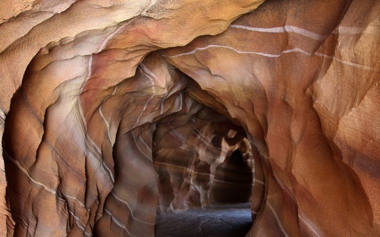 Cavernas existem em quais tipos de formações rochosas?